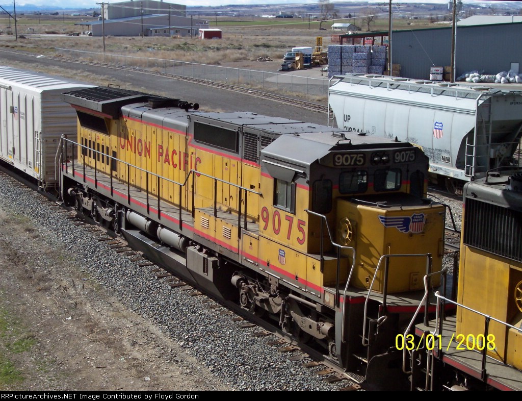 UP 9075 (C 41-8) with mini wings on short hood